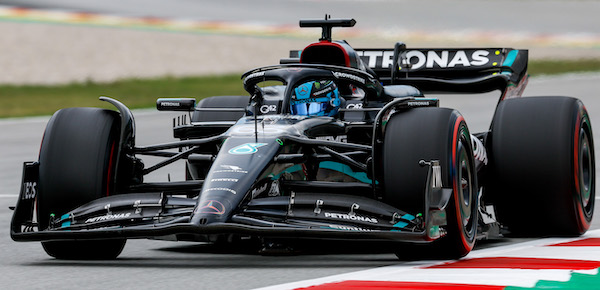 George Russell heeft bijzondere uitleg voor 'regendruppels die zweet in ...