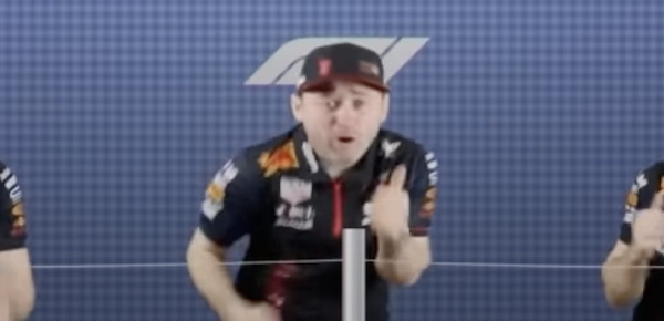 VIDEO: Conor Moore imiteert op hilarische wijze Max Verstappen die ...