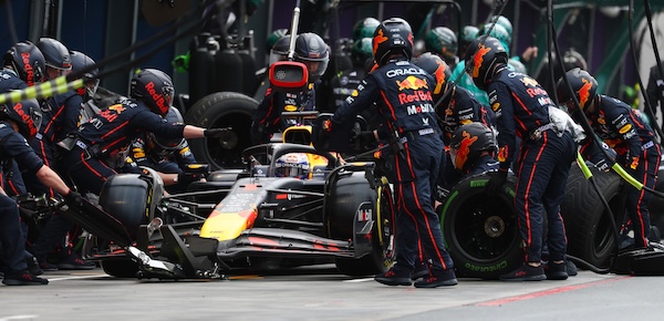 Voormalig Red Bull-monteur over de trage pitstops van Red Bull: “Perfectie is altijd het doel ...