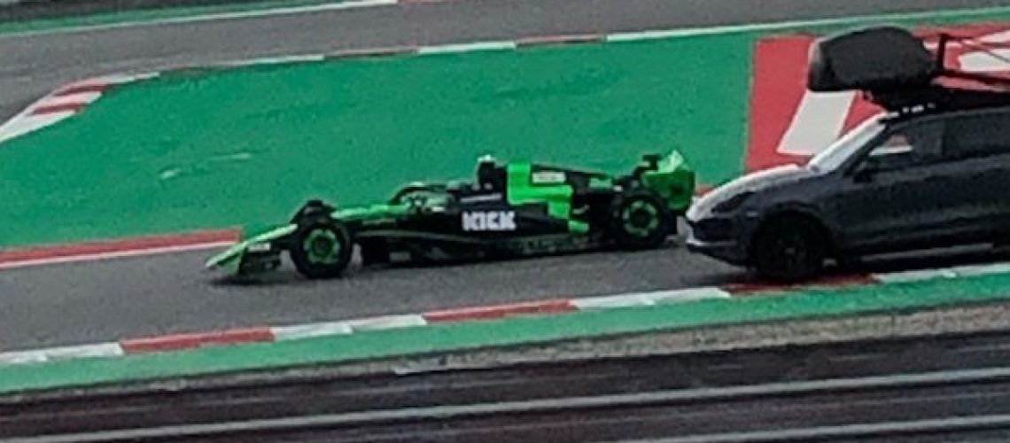 Stake F1 team gaat als eerste met nieuwe F1-bolide het circuit op ...