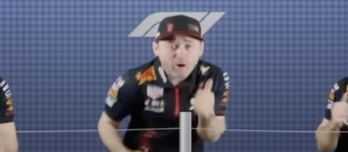 VIDEO: Conor Moore imiteert op hilarische wijze Max Verstappen die ...